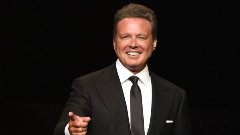 15 Best Spanish Singers You Must Know