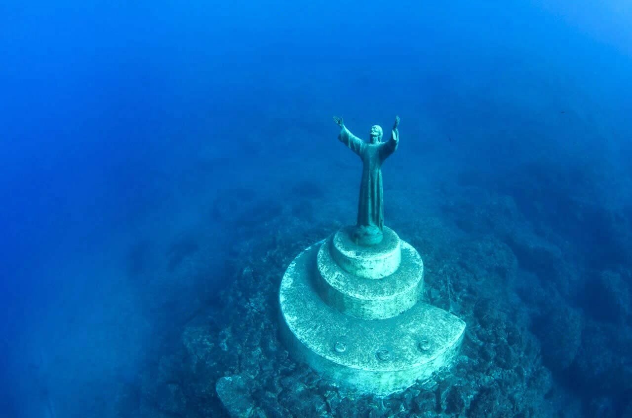 10 Scary Mesmerizing Underwater Statues That Will Surprised You
