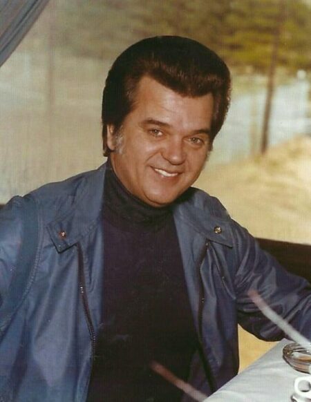 Discover the 15 Best Deep-Voiced Country Singers - Siachen Studios